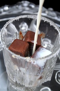 Dreamy Food Design: Chocolate Ice Cubes In Vanilla Milk | Bit Rebels