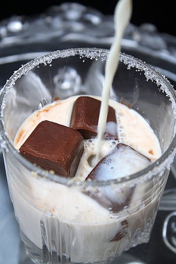 Dreamy Food Design: Chocolate Ice Cubes In Vanilla Milk | Bit Rebels