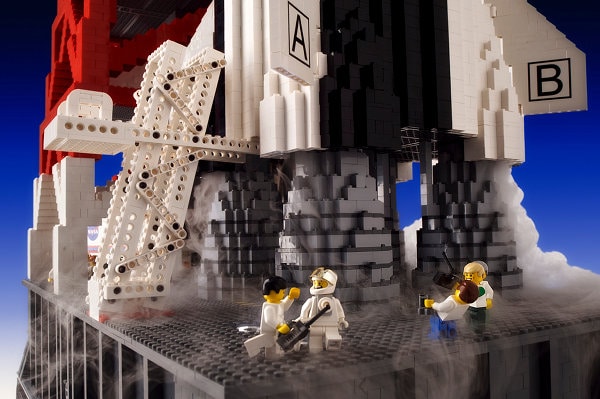 Whoa! A Saturn V Rocket Created With 120,000 Lego Bricks | Bit Rebels