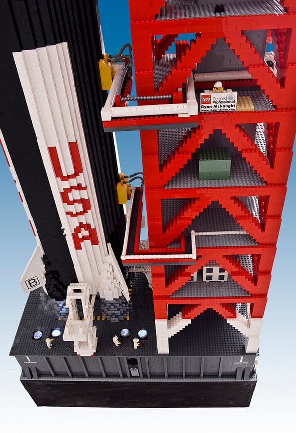 Whoa! A Saturn V Rocket Created With 120,000 Lego Bricks | Bit Rebels