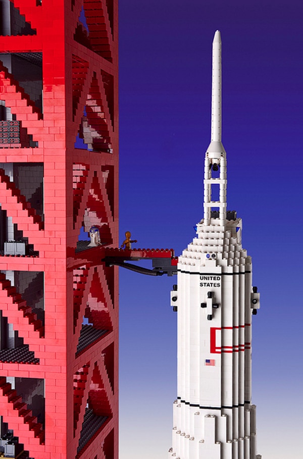 Whoa! A Saturn V Rocket Created With 120,000 Lego Bricks | Bit Rebels