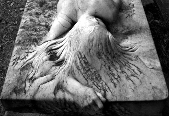 A Bizarrely Creative Headstone Design For Your Inspiration