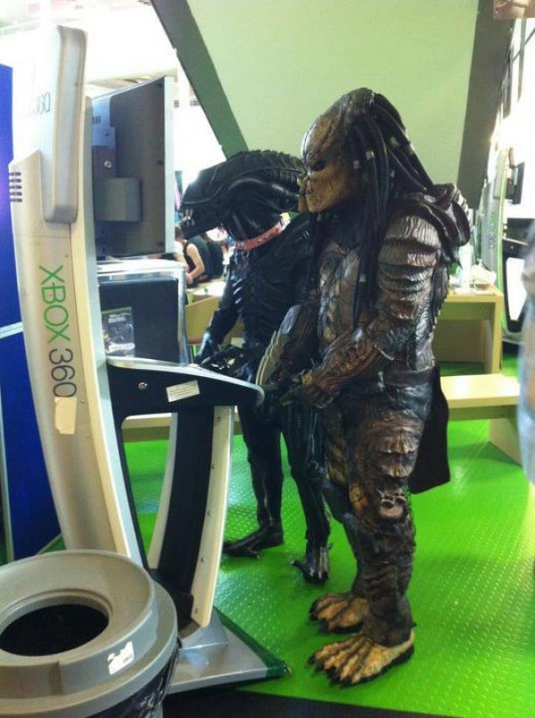 Sci-Fi Fantasy Cosplay: Alien & Predator Are Best Buddies After All