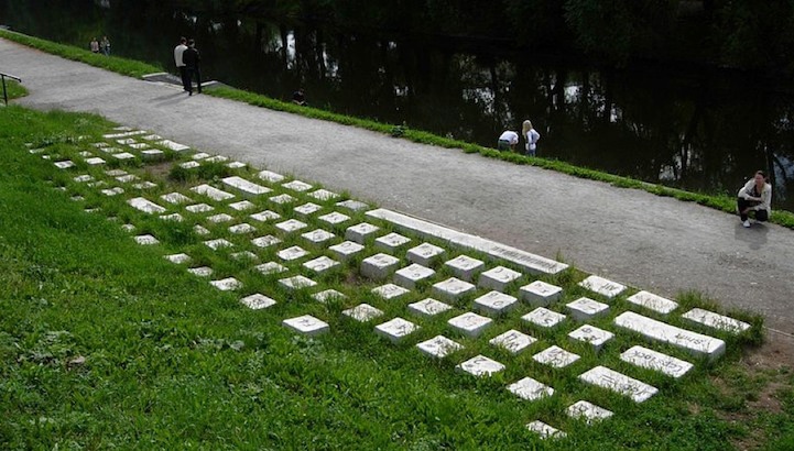 Gigantic Computer Keyboard: Each Key Weighs About 1,000 Pounds | Bit Rebels