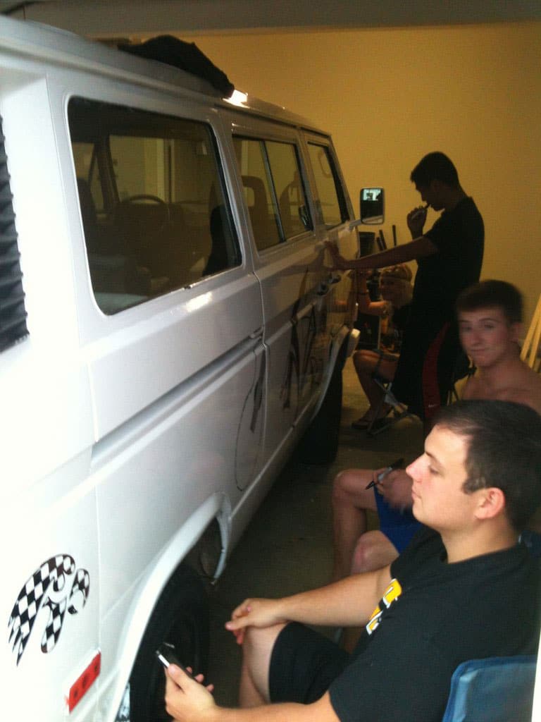 Sharpie Art: Neighbors Decorate A Volkswagen Van With Black Sharpies ...