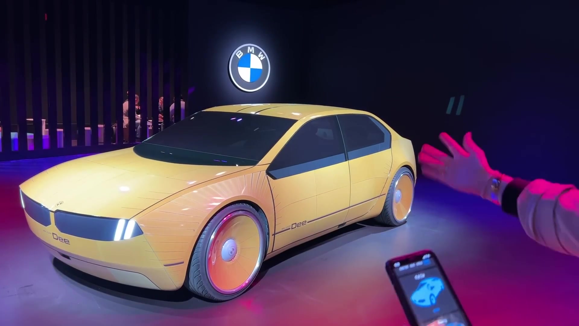 BMW i Vision Dee Turns Cars Into Color Changing Canvases | Bit Rebels
